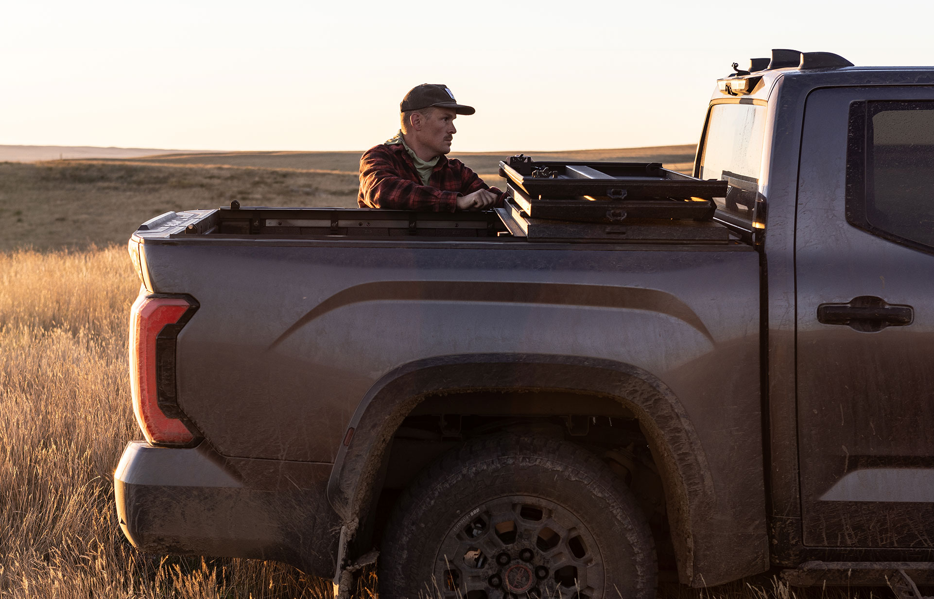 Tectonic™ Dual-Motion Tri-Fold Truck Bed Cover - Peragon®