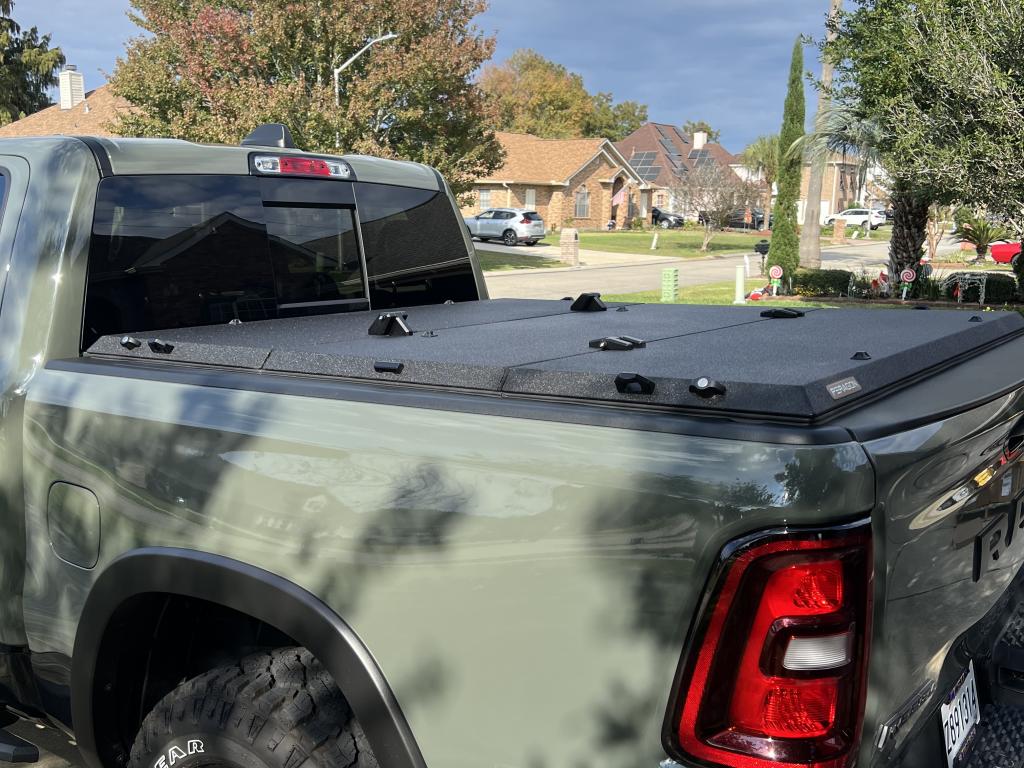 Tectonic™ Dual-Motion Tri-Fold Truck Bed Cover - Peragon®